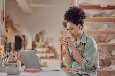 여성 노트북 기술 및 커피 도자기 스튜디오 소규모 비즈니스 워크샵 및 계획 온라인 상점 세라믹 디자이너 기업가 및 흑인 여성이 창의적인 제조 스타트업에서 컴퓨터를 사용하고