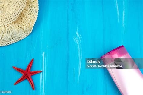 밀 짚 모자 선글라스 및 나무 비치 슬리퍼 평면도 및 복사 공간 0명에 대한 스톡 사진 및 기타 이미지 0명 가방 개념 Istock