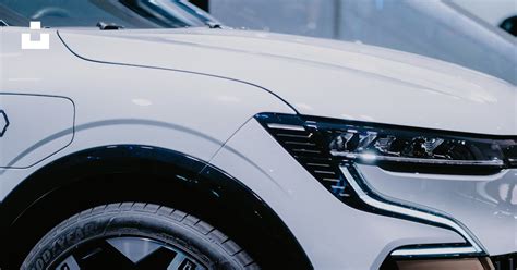 흰색 차가 쇼룸에 주차되어 있습니다 사진 Unsplash의 무료 파리 이미지