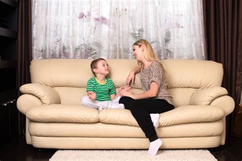 Madre E Hijo Que Se Sientan En Casa Y Que Hablan Tiempo De La Familia Imagen De Archivo