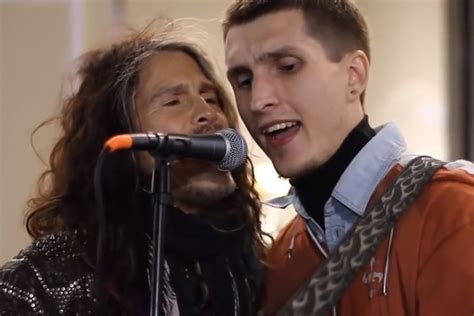 Video Street Performer Singing An Aerosmith Song Doesn T Realise Steven Tyler Is Standing In