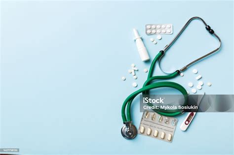 의료 배경 청진기와 테이블에 많은 다른 다양한 의학 정제 또는 알 약 닫습니다 헬스케어 약국 및 의학 개념 처방전 문서에 대한 스톡 사진 및 기타 이미지 Istock