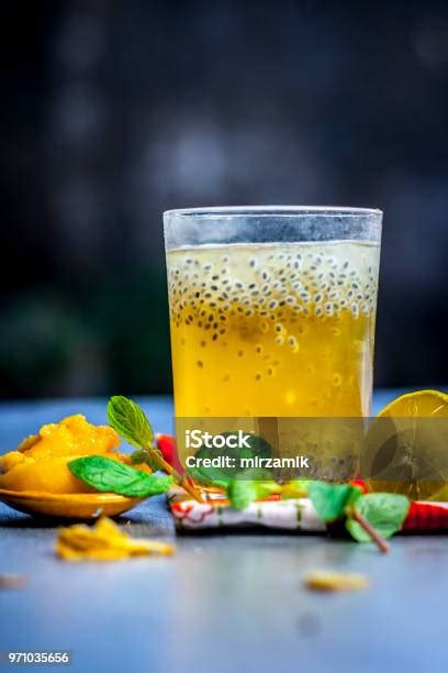 인도의 인기 있는 여름 음료 Jaggery Shrabat 하느님의 카 Shrabat 모든 그것의 성분 즉 레몬 생강 주스 젖은 달콤한 바 질 일부 민트 잎 Jaggery