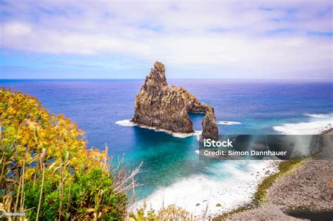 돌해변의 리베이라 다 자넬라의 용암 섬 포르투갈 마데이라 섬의 포르토 모니즈 근처 바다에서 암석이 있는 야생의 아름다운 해안 0명에 대한 스톡 사진 및 기타 이미지 Istock