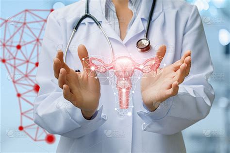 一位医务工作者展示了这位妇女的子宫。