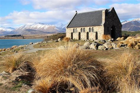 건물 건축 격리 경치 경치가 좋은 고요한 관광 관광 명소 교회 구름 그림 같은 남부 알프스 남쪽 섬 농촌의 눈 덮힌 산 뉴질랜드 돌 목적지