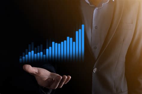 홀로그램 그래프와 주식 시장 통계를 보유한 사업가가 이익을 얻습니다 성장 계획 및 비즈니스 전략의 개념 좋은 경제 양식 디지털 화면의 디스플레이 가격에 대한 스톡 사진 및