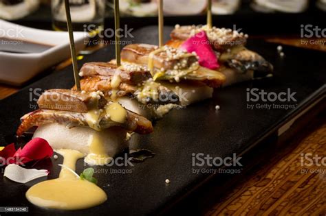 신선한 생선과 신선한 재료로 만든 다양한 일식 요리가 아름답게 장식되어 있으며 조명은 일본 요리의 생생한 색상과 질감을 강조합니다 0명에 대한 스톡 사진 및 기타 이미지