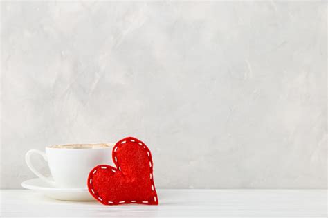 빨간 마음 가벼운 벽의 배경에 대한 아침 커피 개념 발렌타인 데이엽서 공간을 복사합니다 0명에 대한 스톡 사진 및 기타 이미지 Istock