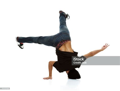 전체 길이1 남자 만후면 2029 세 성인 잘 생긴 사람짧은 머리수염 백인 젊은 남자남성 곡예사댄서 브레이크 댄스댄스 음악거꾸로 흰색 배경시원한 태도 20 24세에 대한