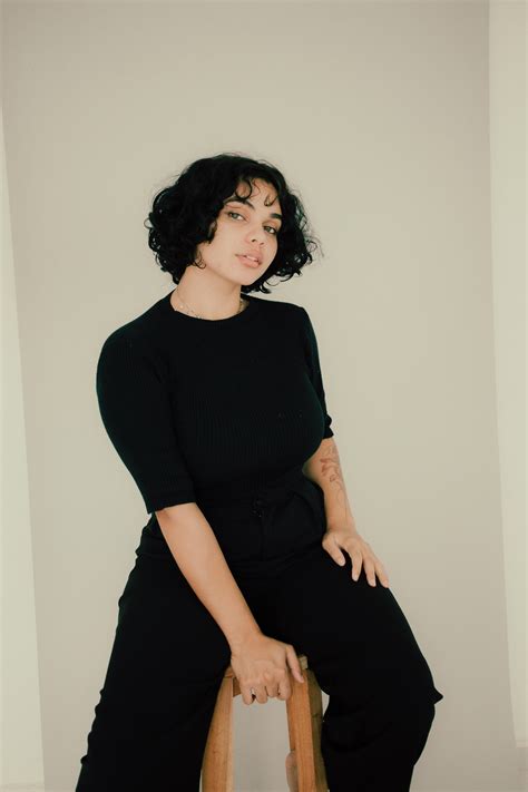 Бесплатные стоковые фото на тему в помещении безмятежное выражение белый фон брюнетка