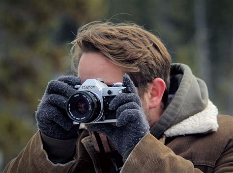 갈색 머리 감기 겨울 경치 경치가 좋은 계절 관광객 광야 남성 눈 라듐 온천 망 패션 모험 빈티지 카메라 사진 찍기 사진작가 산 성인 순간