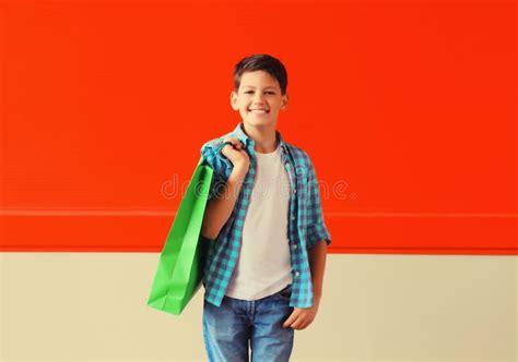 Joven Sonriente Feliz Con Bolsa De Compras En La Ciudad Con Fondo Rojo