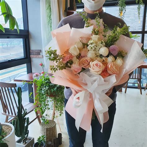 제이블리플라워 은은한 색감의 파스텔톤 꽃다발이예요😊 얼굴 큰 가든장미가 들어간 믹스꽃다발은 언제봐도