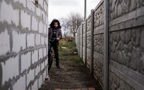 Як всиновити дитину під час війни та які форми виховання бувають