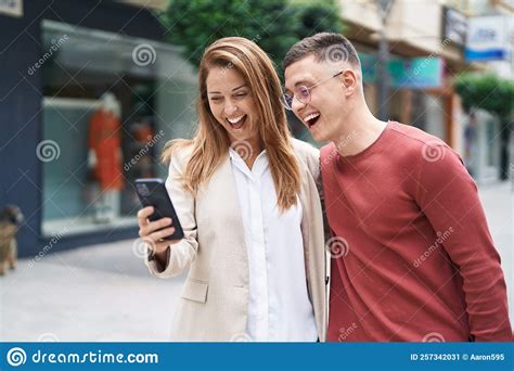 Hombre Y Mujer Madre E Hijo Sonriendo Confiados Usando Smartphone En La