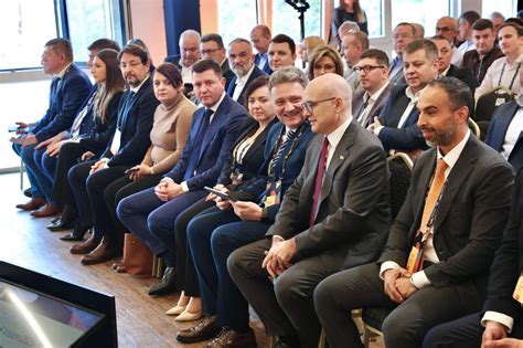 Председник Владе Републике Србије Милош Вучевић и директор Канцеларије за… Kancelarija Za It I