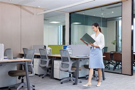 사무실에서 일하는 젊은 여성 사무직 사진 무료 다운로드 Lovepik