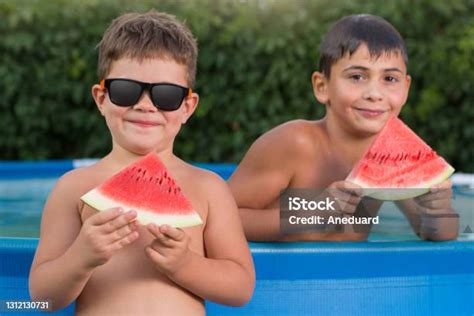 푸른 수영장 옆에서 두 명의 쾌활한 소년이 수박 조각을 손에 들고 있으며 여름 2명에 대한 스톡 사진 및 기타 이미지 2명 4 5세 8 9 살 Istock