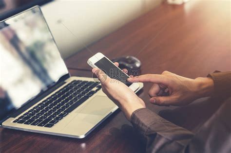 年轻商人手握着智能手机高清图片下载 正版图片502849049 摄图网