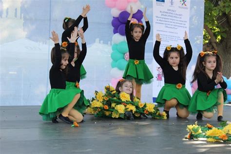 Деца пеят и танцуват в парка в събота Утро