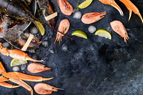 어두운 빈티지 배경에 맛있는 신선한 생선과 해산물 향기로운 허브 향신료 및 채소를 곁들인 생선 조개 및 새우 갑각류에 대한 스톡 사진 및 기타 이미지 Istock