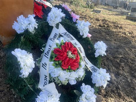 “e Kujtojnë Me Mallë Burri Naimi Si Dhe…” Kurora Që E La Murseli Te Varri I Liridonës Gazeta