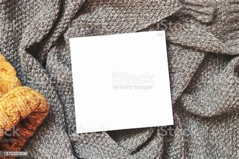 플랫 평지 구성 가을과 겨울 의류 컬렉션 옐로우 울 모자 니트 그레이 스카프 흰색 종이 시트 디자인용 모형 텍스트 여유 공간 0명에 대한 스톡 사진 및 기타 이미지 Istock