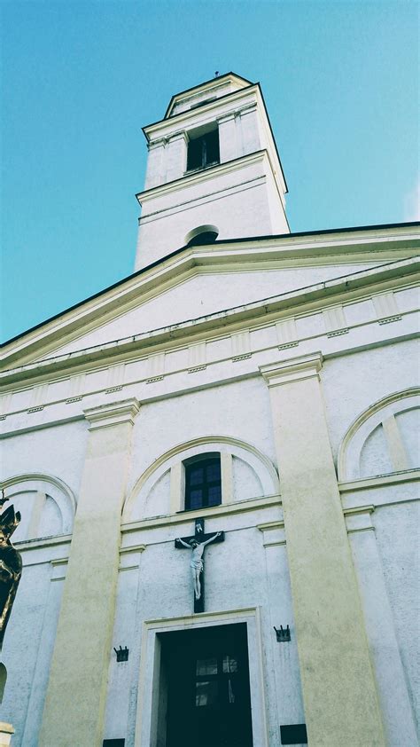 집 밖의 가톨릭 가톨릭교 건축 세부 사항 고딕 양식의 건축물 관광 교회 외관 교회 첨탑 기독교 낮 낮은 각도