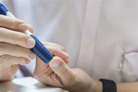 남자의 손가락에 약 당뇨병 Glycemia 건강 관리 및 사람들 개념으로 사용 하는 혈당 측정기로 혈당 수준을 확인 랜 싯을 사용 하 여 닫습니다 감시에 대한 스톡 사진 및