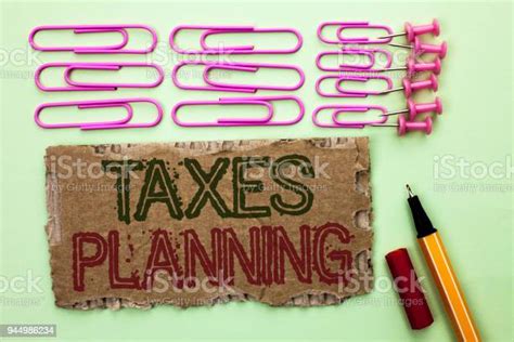 필기 텍스트 세금 계획 작성입니다 금융 Planification 과세 사업 지불 준비 옆에 서 면 눈물 마분지 조각에 일반 배경에 마커 및 핀 그것 의미 하는 개념 감소에