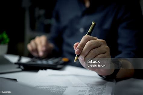 종이에 글을 쓰고 펜을 들고 있는 남자 보고서 또는 서명법 책상에서 계약서 경영자에 대한 스톡 사진 및 기타 이미지 경영자 계약서 고용과 노동 Istock