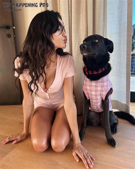 Kelly Gale Barefoot Kissing Dog 3 Photos The Fappening