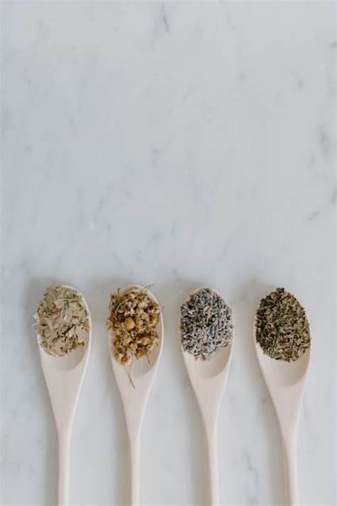 가벼운 깨끗한 꽃무늬 나무 나무 숟가락 단순한 달래는 대리석 배경 대체 의학 동종요법 라벤더 말린 허브 미니멀리스트 민트 세이지 수직 쐈어