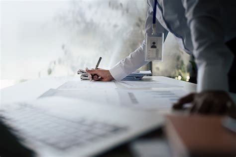 사업가 또는 회계사는 금융 투자 그래프 차트 비즈니스 전략 아이디어 데이터 분석 기술에 대한 그래프를 분석하고 있습니다 개념에