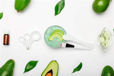 미용은 안면 마스크를 적용 요리세트 아보카도 잎 아보카도 얼굴 마스크 주걱 브러시 측정 숟가락 흰색 배경에 에센셜 오일 스킨 케어 영양이 풍부한 젊어지게 하는 화장품 0명에