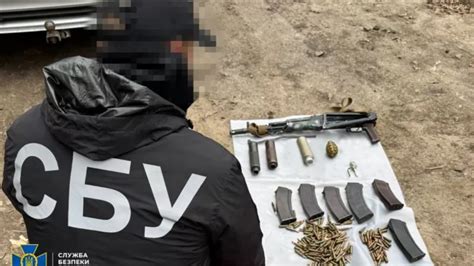 Правоохоронці затримали пятьох ділків які намагалися налагодити продаж трофейної зброї в