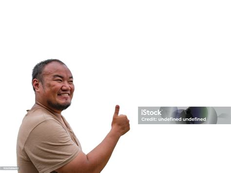 Asisn 뚱뚱한 남자 게 포즈와 재미 있는 얼굴을 엄지손가락 또는 고립 된 배경에 심각한 과체중에 대한 스톡 사진 및 기타 이미지 과체중 긍정적인 감정 표현 길이