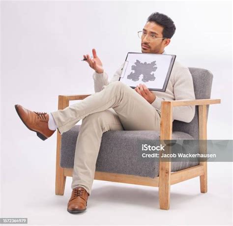 심리학 심리학자 그리고 로르샤흐 테스트 다이어그램을 가진 남자는 회색 배경에 고립된 스튜디오의 클립보드에 있습니다 치료사 컨설턴트 그리고 잉크 얼룩 검사를 위한 서류를 들고