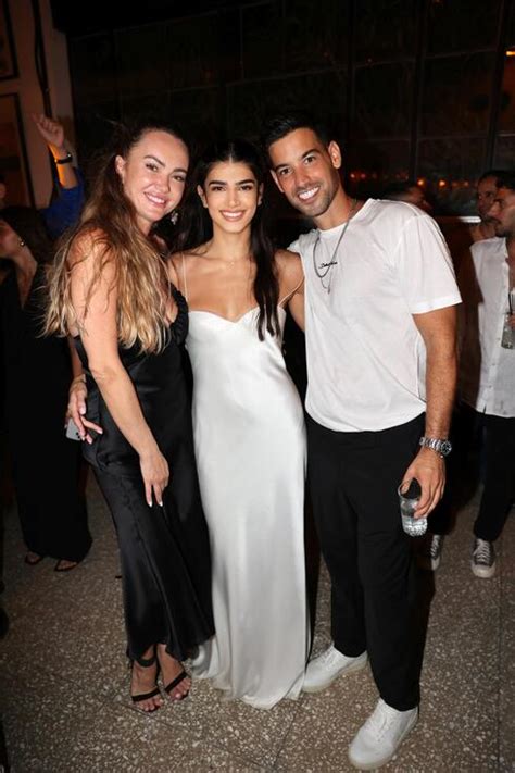 עם הארוסה לשעבר והדיירים מהאח הגדול עומרי בן נתן התחתן