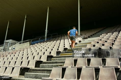 유산소 운동이나 고강도 운동을 위해 스포츠 경기장에서 계단을 달리는 운동 선수에게 적합합니다 건강 센터 계단에서 강한 근육 체력 또는 지구력을위한 적극적이고 운동적이며