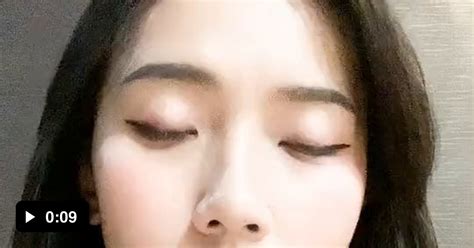 Siang siang panas keteknya bau enci² habis kulakan babi di pasar glodok 9GAG