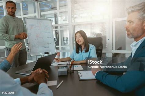회의실에 앉아있는 동안 프로젝트에서 함께 일하는 다민족 비즈니스 사람들 그룹 모임에 대한 스톡 사진 및 기타 이미지 모임 비즈니스 캐주얼 20 24세 Istock