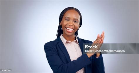 비즈니스 성공 및 회색 배경에 축하 자부심 또는 칭찬과 함께 스튜디오에서 박수와 함께 흑인 여성의 얼굴 초상화 미소 또는 손뼉을 치는 여성 기업가 이모티콘 동기 부여 박수