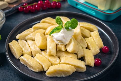 Вареники с творогом и чесноком