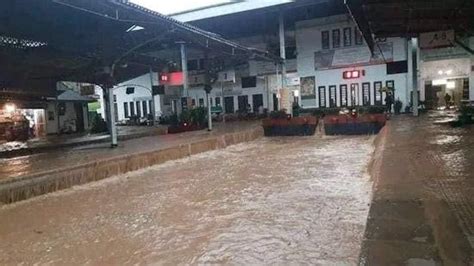 Kandy Railway Station Under Water Caption Story Daily Mirror