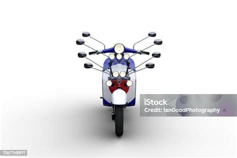 흰색 빨간색 및 파란색 모터 스쿠터의 전면 보기 3d 그림으로 여러 날개 거울과 흰색 배경에 분리된 조명이 있습니다 3차원 형태에 대한 스톡 사진 및 기타 이미지 Istock