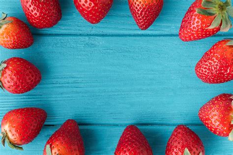 자유 텍스트를 위한 복사 공간이 있는 나무 청록색 배경에 신선한 빨간 딸기의 상위 보기 여름 딸기 질감 배경입니다 플랫 레이 건강한 생활방식에 대한 스톡 사진 및 기타