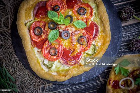 토마토 올리브 바 질 모 짜 렐 라와 피자 마가리타를 닫습니다 고기에 대한 스톡 사진 및 기타 이미지 고기 고추류 그릇 Istock