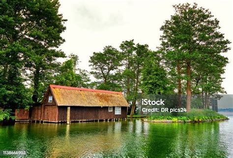 슈베린 호수의 목가적인 지역에 있는 초가 지붕을 갖춘 오래 된 목조 보트 하우스입니다 멕 클 렌 부르 크보르 폼 메 른 독일 강에 대한 스톡 사진 및 기타 이미지 Istock